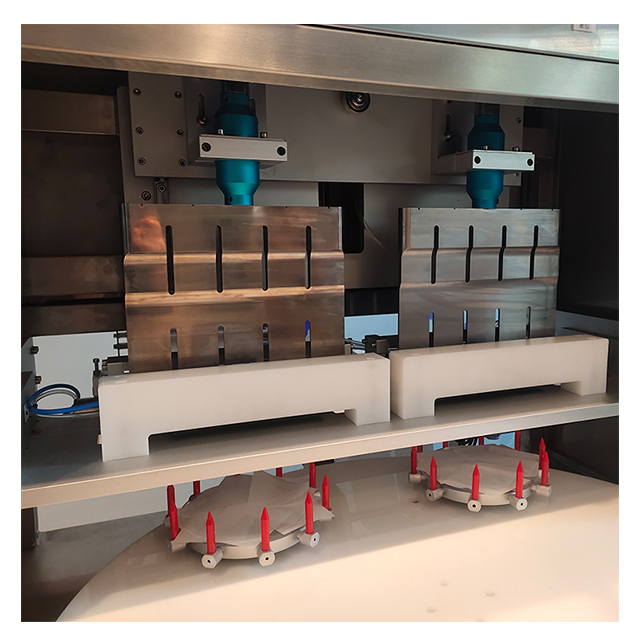 High speed round cake cutter with cake paper divider inserts